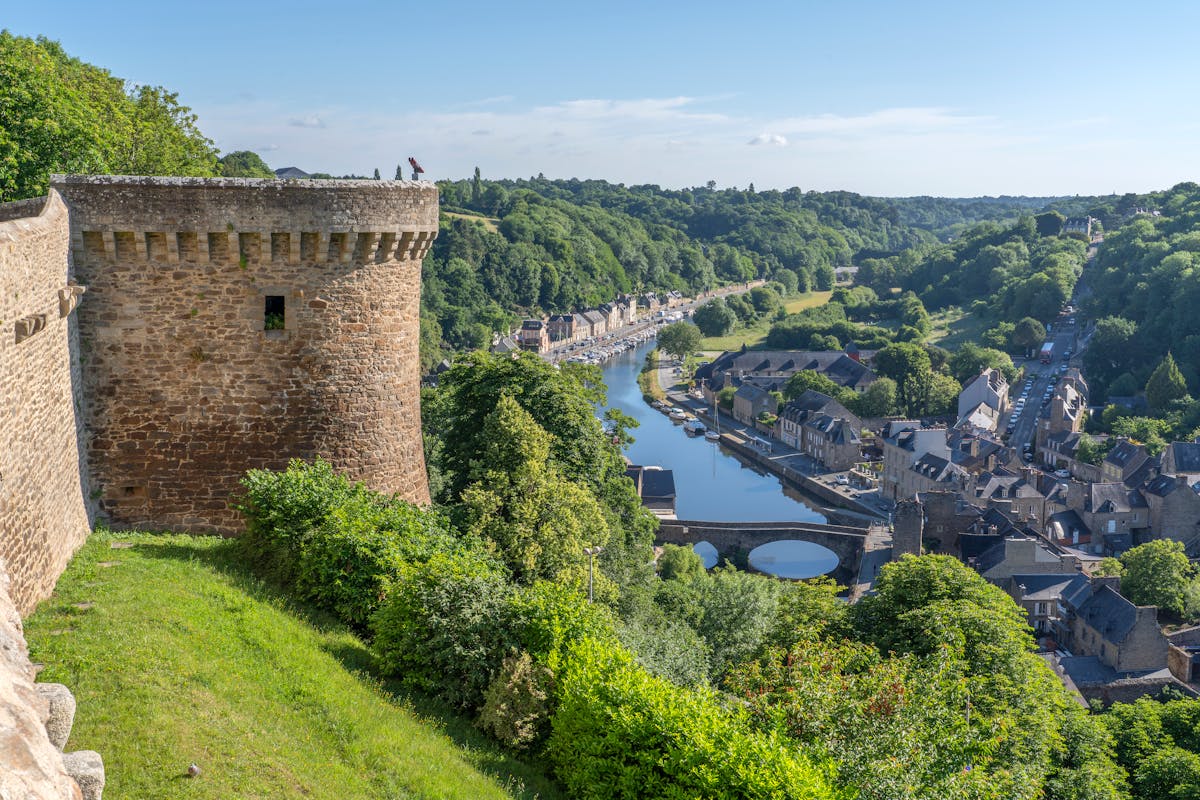 Croisière en catamaran sur la Rance : de Dinan à Saint-Malo I Détours ...